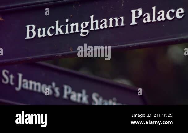 close up of Buckingham Palace sign Stock Video Footage - Alamy