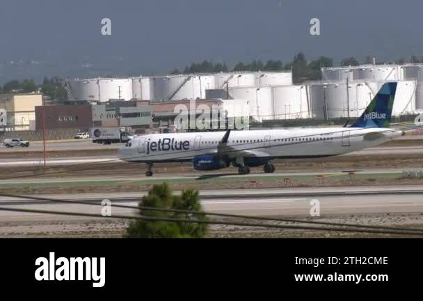 JetBlue a321 prepares to take off Stock Video Footage - Alamy