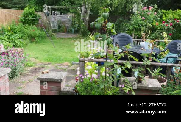 Suburban back garden Stock Videos & Footage - HD and 4K Video Clips - Alamy