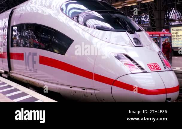 InterCity train of Deutsche Bahn on platform of Frankfurt am Main ...