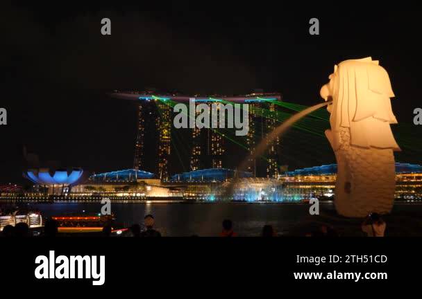 Singapore, Singapore - June 23, 22: The Merlion fountain and Marina Bay ...