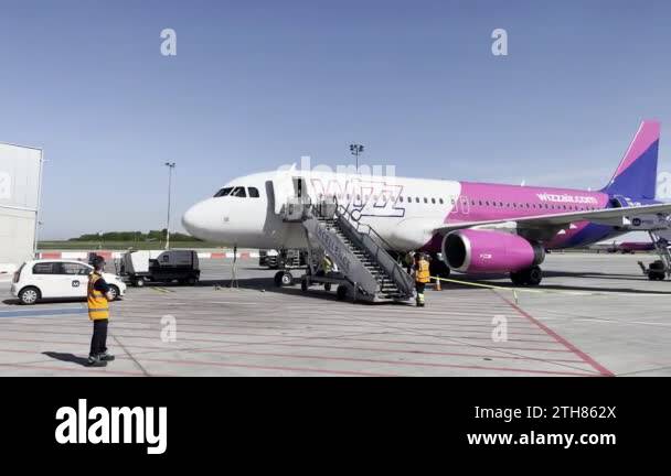 Ramp staff Stock Videos & Footage - HD and 4K Video Clips - Alamy