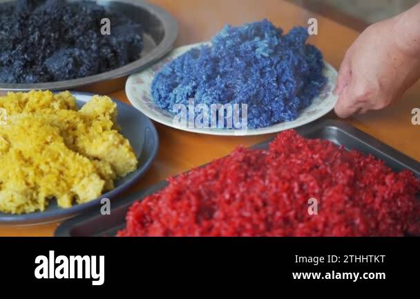 The process of making five-color glutinous rice, the traditional food ...