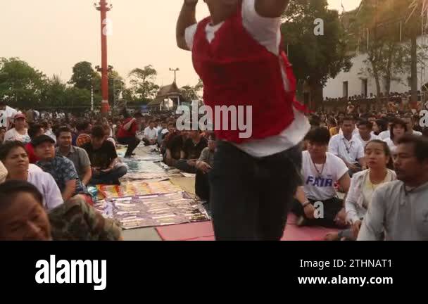 Spirit possession during the Wai Kroo ritual at Bang Pra monastery ...