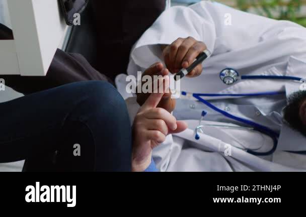 Vertical video: Physician doing insulin level measurement with medical ...