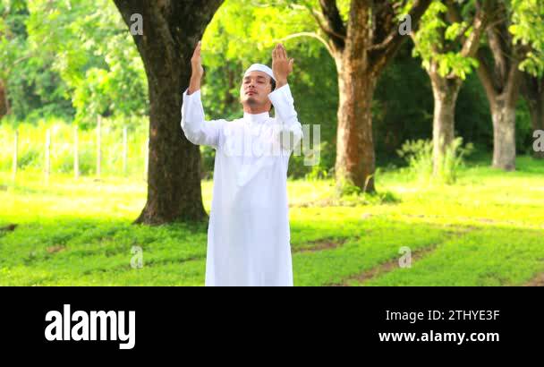 Religious muslim man traditional kandura praying outdoor at quiet ...