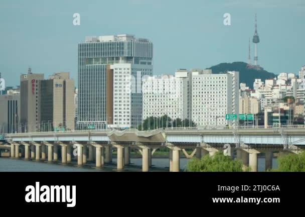 Traffic on Mapo Bridge over Hangang River with a view of skyscrapers ...