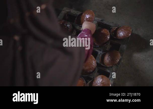 The process of molding liquid palm sugar using media derived from ...