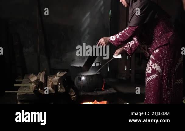 The process of molding liquid palm sugar using media derived from ...