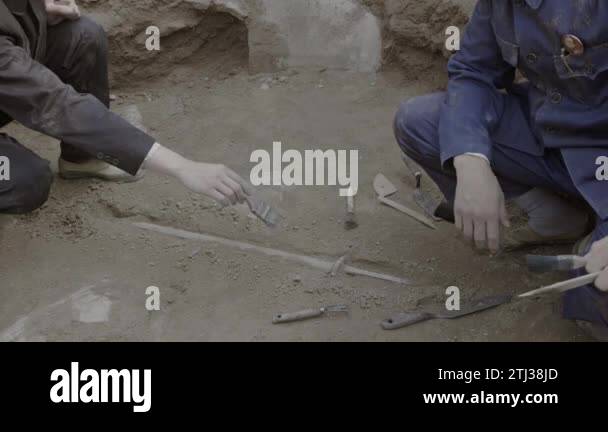 April 1978 : Archaeological workers digging Terra Cotta warriors in ...