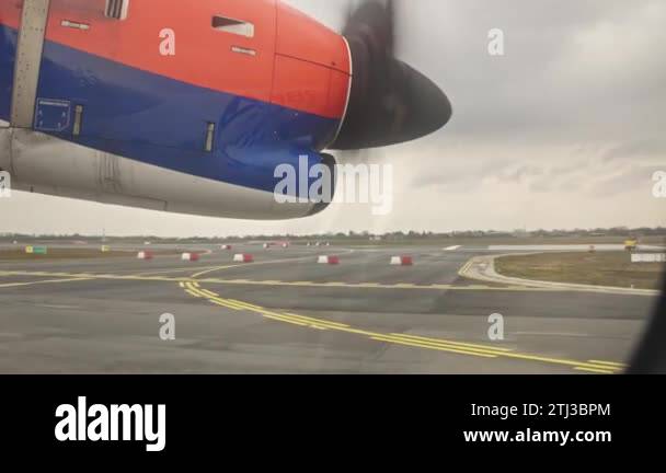 Mid wing aircraft Stock Videos & Footage - HD and 4K Video Clips - Alamy