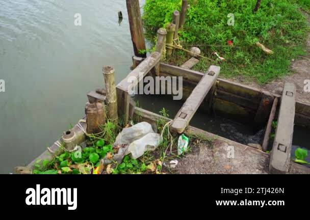 sluice Gate, Water is transported to the place where fish farming is ...
