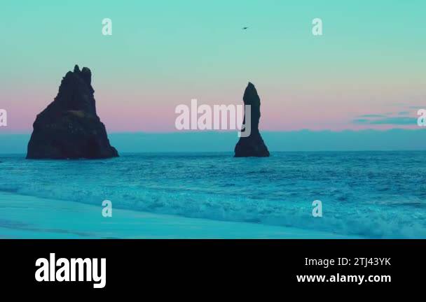 Beautiful nordic shoreline with rocks, famous reynisfjara beach with ...