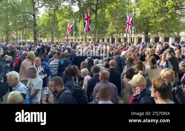 London, Uk- September 13th 2022: Crowds leaving after Queen Elizabeth ...