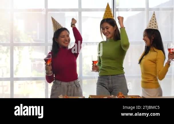 Female friends dancing, singing and drinking eat at house party Stock ...