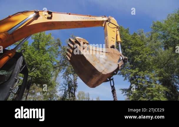 Hoist and bucket Stock Videos & Footage - HD and 4K Video Clips - Alamy