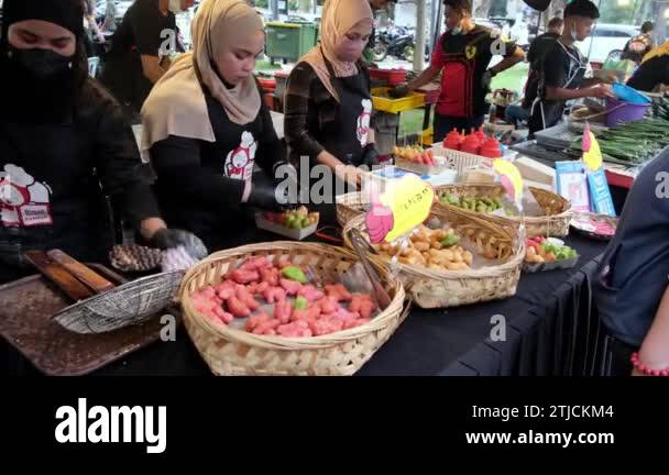 Gurney, Penang, Malaysia - Aug 28 2022: Hawker prepare the food cakoi ...