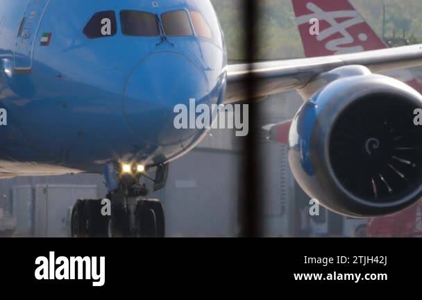 Landing gear boeing 787 dreamliner Stock Videos & Footage - HD and 4K ...