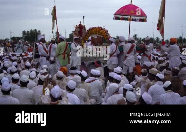 PANDHARPUR, MAHARASHTRA, INDIA, 8 JULY 2022 : Wari Palkhi Sohla, Wari ...