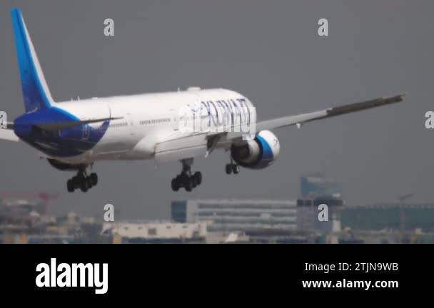 Kuwait airways boeing 777 landing Stock Videos & Footage - HD and 4K ...