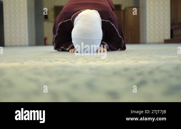 Muslim Girl Prostration, muslim girl prostrating, praying in islam ...