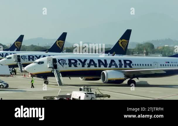 Ryanair image Stock Videos & Footage - HD and 4K Video Clips - Alamy
