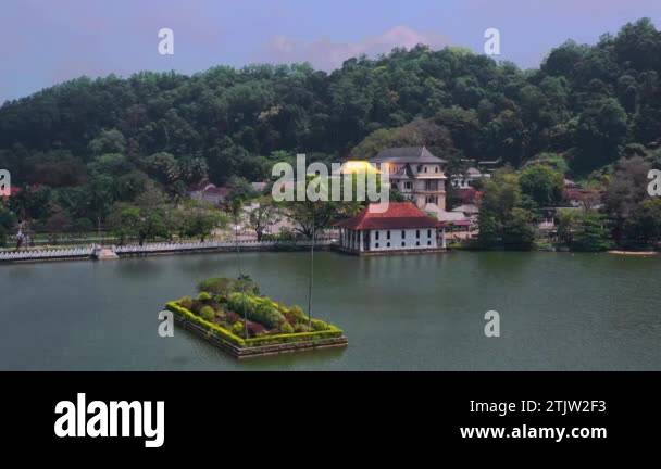 Skyline aerial view of Kandy lake and temple, beautiful stunning place ...