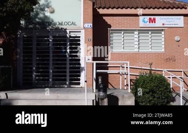 Hospital. Clinic. Emergency rooms with doctors and nurses in the city ...