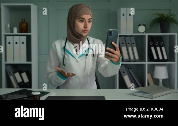 Female arabian muslim doctor woman in hijab therapist practitioner ...