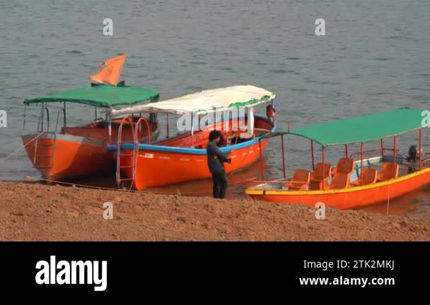 MAHABALESHWAR, MAHARASHTRA, INDIA, 15 MARCH 2023 : Tourist enjoy with ...