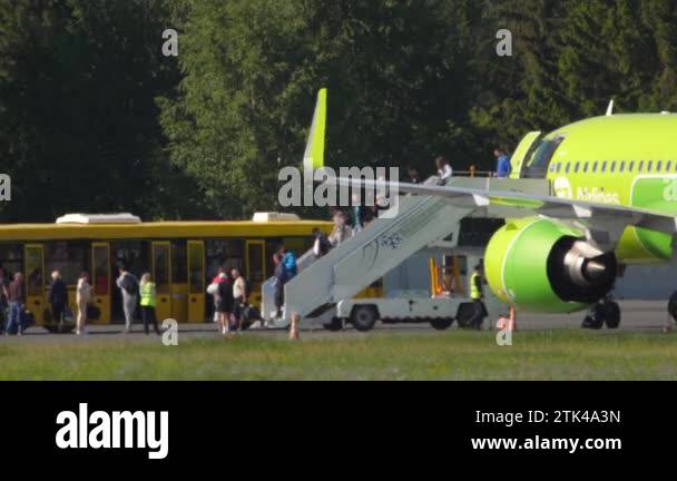 Ladder airplane Stock Videos & Footage - HD and 4K Video Clips - Alamy