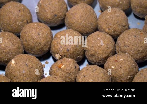 Gond & methi ke laddoo. Sweet Dink laddu also known as Dinkache ladu in ...