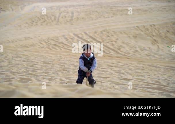 Sam dunes Stock Videos & Footage - HD and 4K Video Clips - Alamy