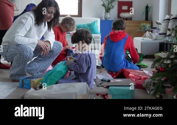 Unboxing gifts Stock Videos & Footage - HD and 4K Video Clips - Alamy
