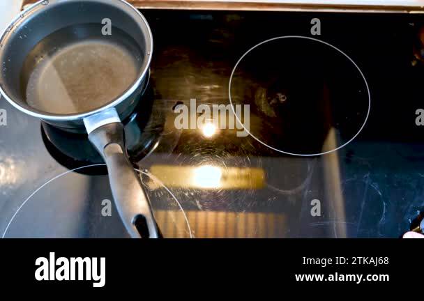 Electric hob: the right heating element is turned on, it turns red and ...