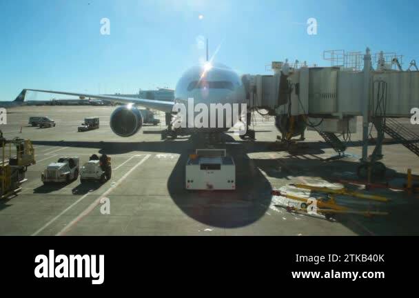 Airliner at loading gate Stock Videos & Footage - HD and 4K Video Clips ...