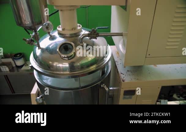 Cream vacuum mixing vessel opening and closing the lid. Automatic ...