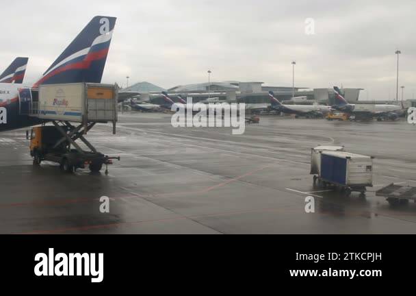 Airport traffic: landing airplanes, waiting for takeoff permission ...