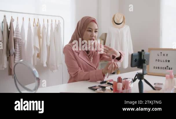 Islam youtuber arab influencer vlogger or beauty blogger live smile ...
