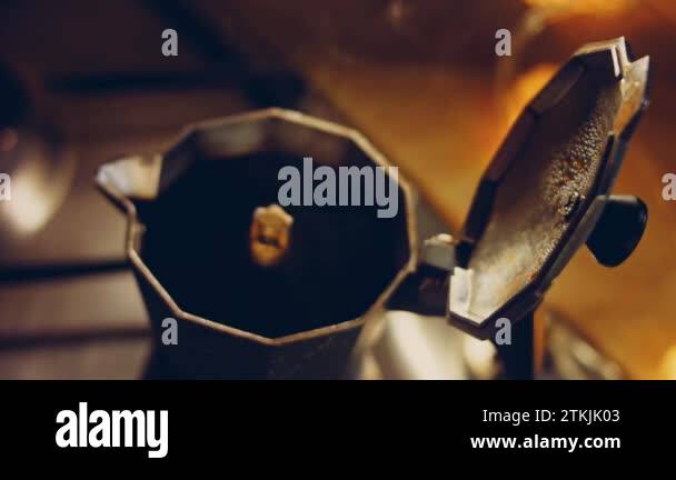 Boil the coffee in the coffee maker and make steam and condensate ...