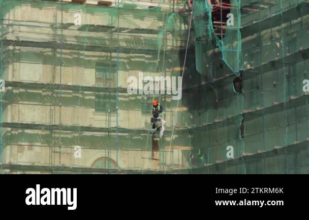Construction workers on scaffolding low Stock Videos & Footage - HD and ...