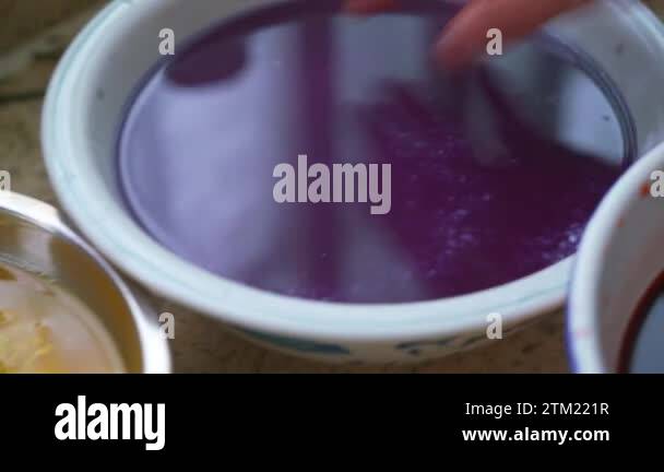 The process of making five-color glutinous rice, a traditional food for ...