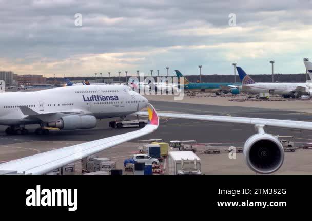 Lufthansa boeing 747 8 engine Stock Videos & Footage - HD and 4K Video ...