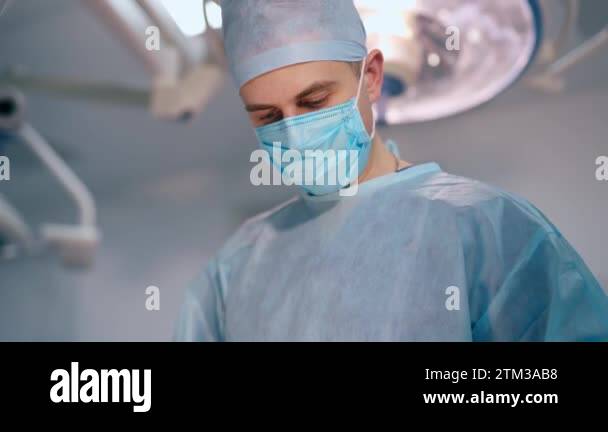 Doctor man and a nurse in medical masks. Professional surgeon ...