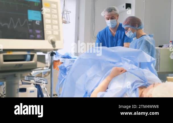 Doctors perform operations for varicose veins, leg swelling and twisted ...