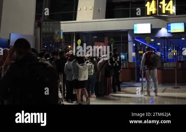 Cengkareng, December 17, 2022: Crowded scene at Gate 14 of Soekarno ...