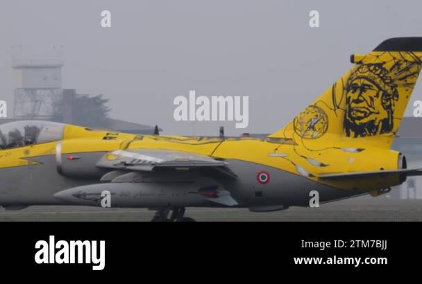 Headgear feathers Stock Videos & Footage - HD and 4K Video Clips - Alamy