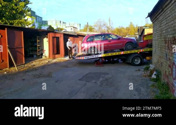 Tow truck loads car Stock Videos & Footage - HD and 4K Video Clips - Alamy