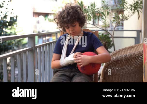 boy child 8 years old child breaks by fracturing the finger of his ...