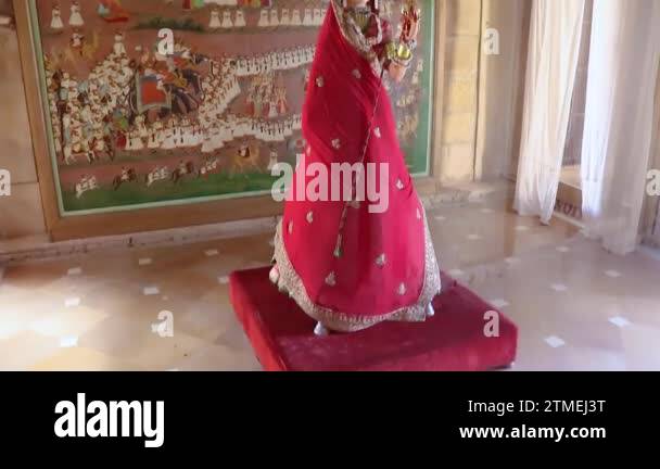 Queen puppet Stock Videos & Footage - HD and 4K Video Clips - Alamy